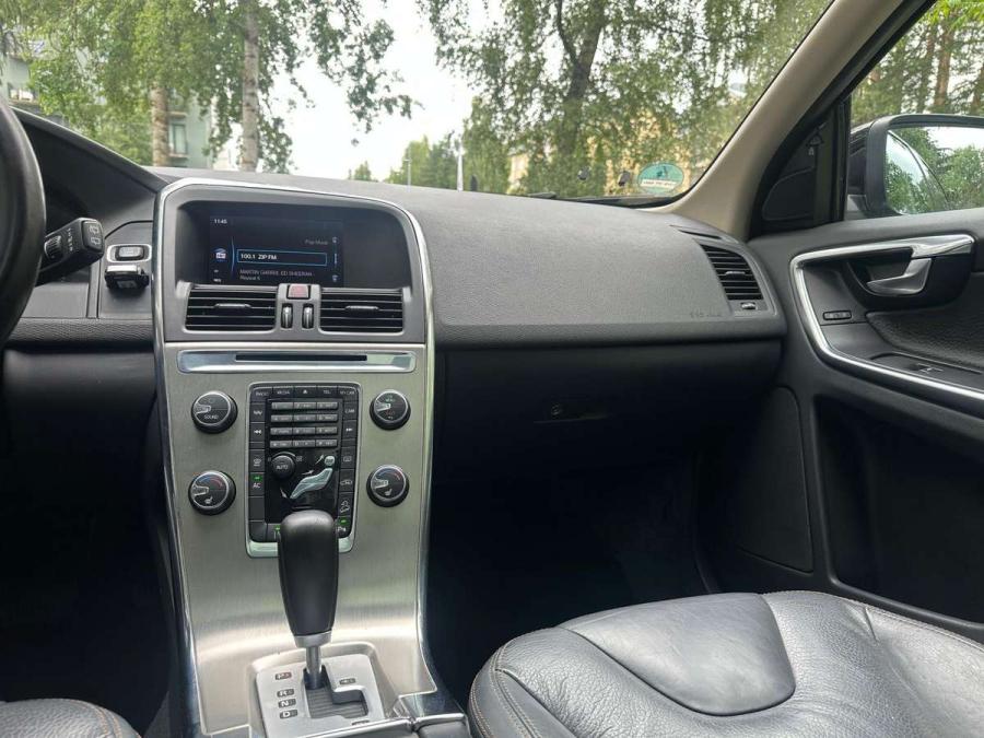 Black Volvo XC60 2012 in Vilnius, with an engine capacity of 2.40 L and mileage of 314 thousand km for 9950 €, photo 18 on AUTOMOTO.COM.LV
