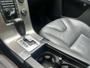 Black Volvo XC60 2012 in Vilnius, with an engine capacity of 2.40 L and mileage of 314 thousand km for 9950 €, photo 21 on AUTOMOTO.COM.LV