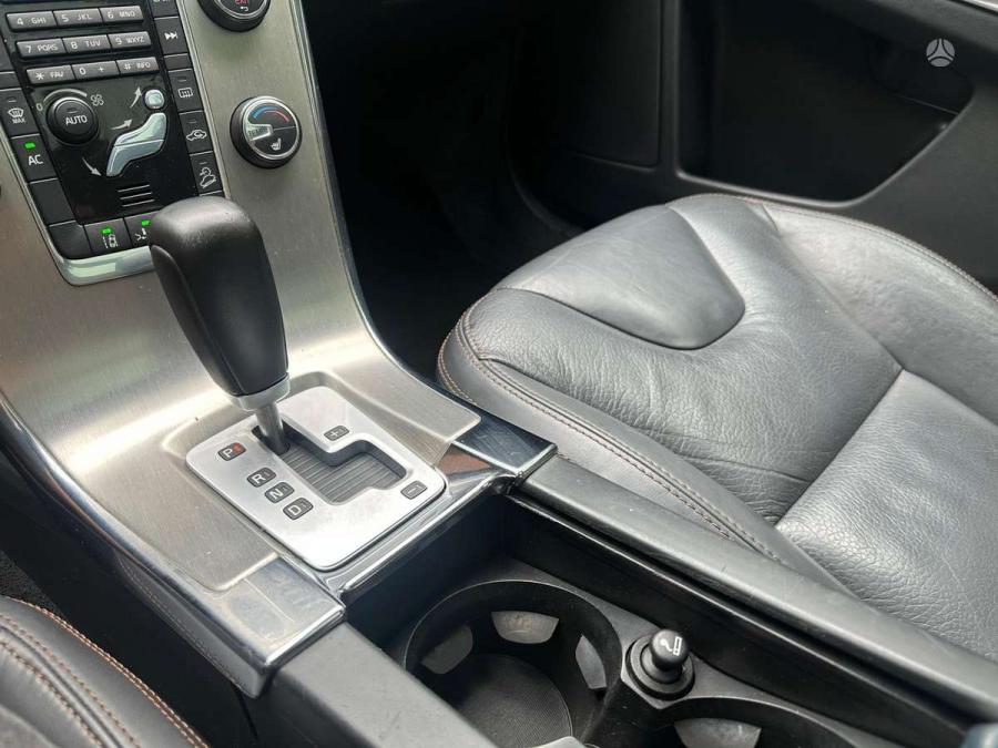 Black Volvo XC60 2012 in Vilnius, with an engine capacity of 2.40 L and mileage of 314 thousand km for 9950 €, photo 21 on AUTOMOTO.COM.LV