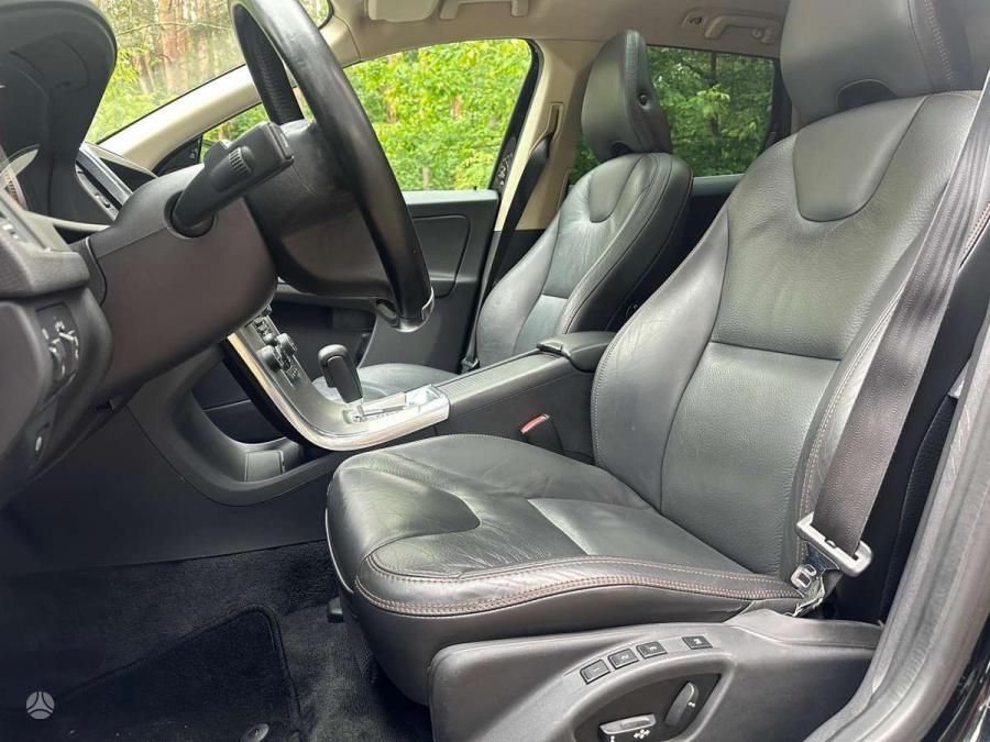 Black Volvo XC60 2012 in Vilnius, with an engine capacity of 2.40 L and mileage of 314 thousand km for 9950 €, photo 22 on AUTOMOTO.COM.LV