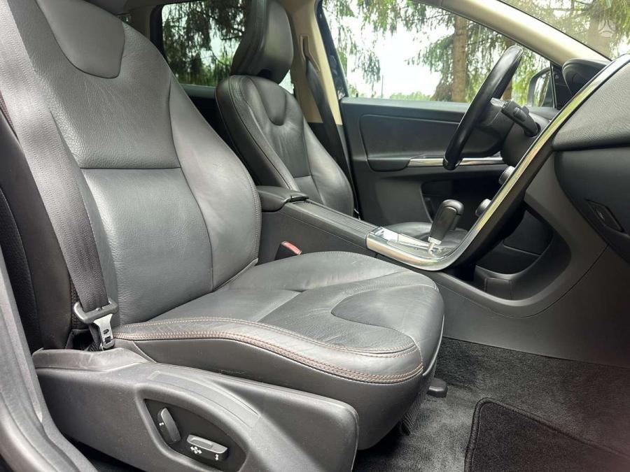 Black Volvo XC60 2012 in Vilnius, with an engine capacity of 2.40 L and mileage of 314 thousand km for 9950 €, photo 23 on AUTOMOTO.COM.LV