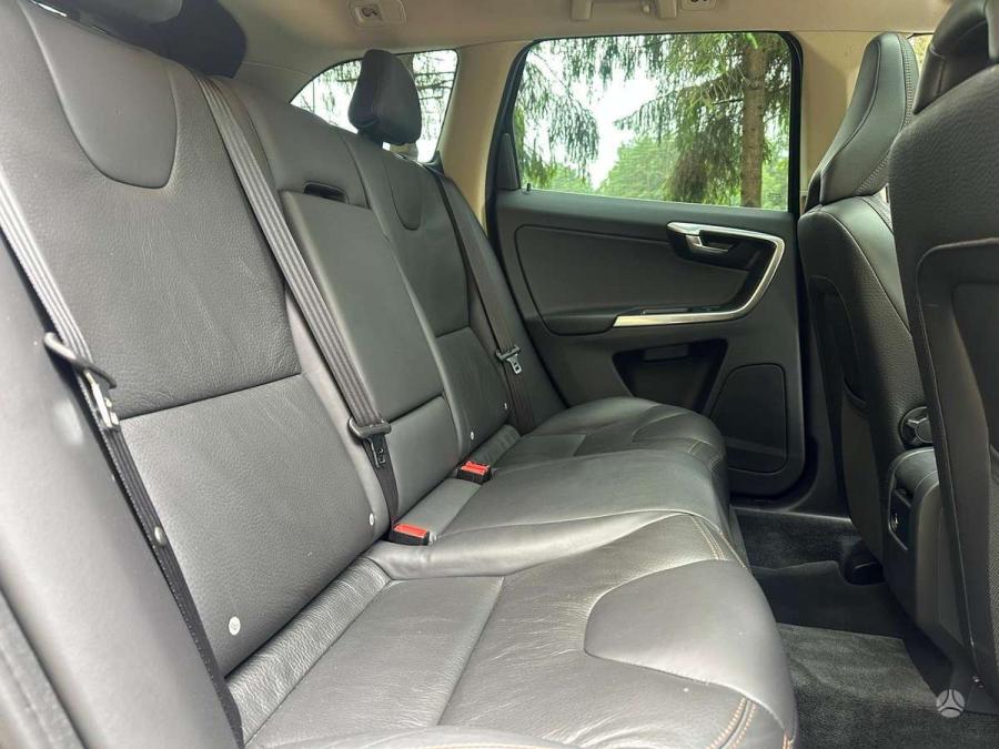 Black Volvo XC60 2012 in Vilnius, with an engine capacity of 2.40 L and mileage of 314 thousand km for 9950 €, photo 24 on AUTOMOTO.COM.LV