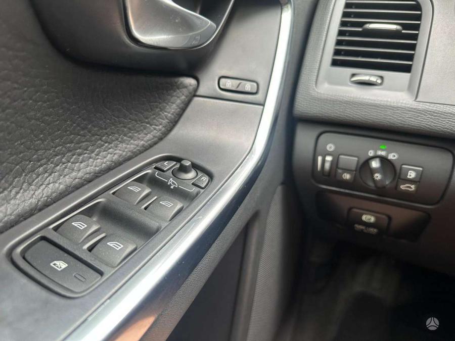 Black Volvo XC60 2012 in Vilnius, with an engine capacity of 2.40 L and mileage of 314 thousand km for 9950 €, photo 30 on AUTOMOTO.COM.LV