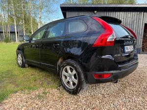 Black Volvo XC60 2012 in Riga, with an engine capacity of 2.00 L and mileage of 327 thousand km for 8970 €, photo 4 on AUTOMOTO.COM.LV