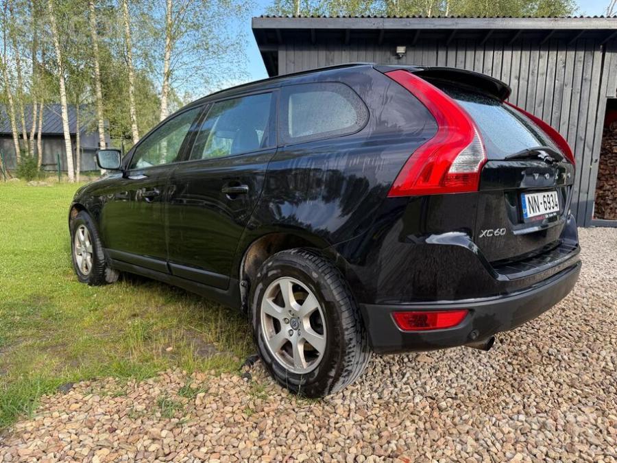 Black Volvo XC60 2012 in Riga, with an engine capacity of 2.00 L and mileage of 327 thousand km for 8970 €, photo 4 on AUTOMOTO.COM.LV