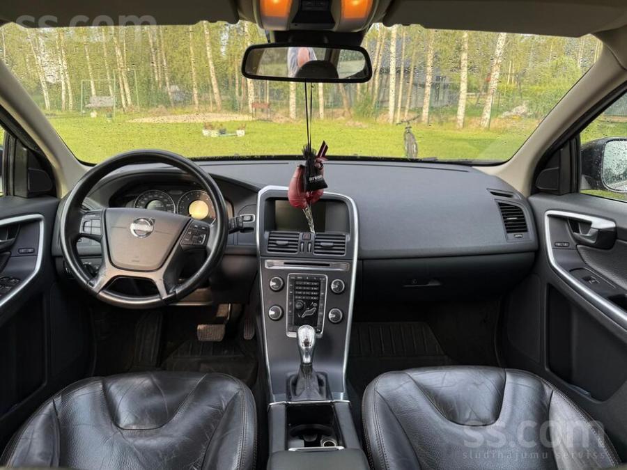 Black Volvo XC60 2012 in Riga, with an engine capacity of 2.00 L and mileage of 327 thousand km for 8970 €, photo 7 on AUTOMOTO.COM.LV