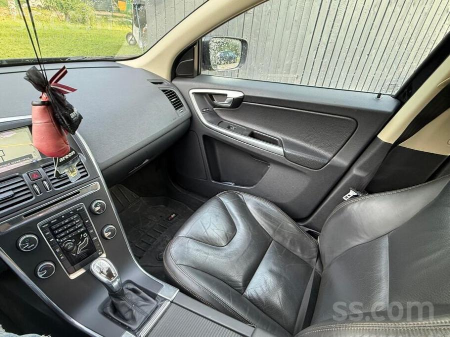 Black Volvo XC60 2012 in Riga, with an engine capacity of 2.00 L and mileage of 327 thousand km for 8970 €, photo 8 on AUTOMOTO.COM.LV