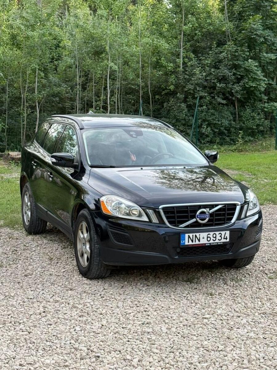 Black Volvo XC60 2012 in Riga, with an engine capacity of 2.00 L and mileage of 327 thousand km for 8970 €, photo 13 on AUTOMOTO.COM.LV