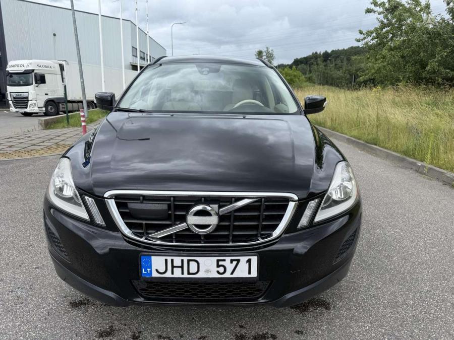 Black Volvo XC60 2012 in Vilnius, with an engine capacity of 3.19 L and mileage of 181 thousand km for 6500 €, photo 3 on AUTOMOTO.COM.LV