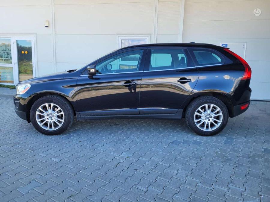 Black Volvo XC60 2012 in Vilnius, with an engine capacity of 1.98 L and mileage of 195 thousand km for 7999 €, photo 4 on AUTOMOTO.COM.LV