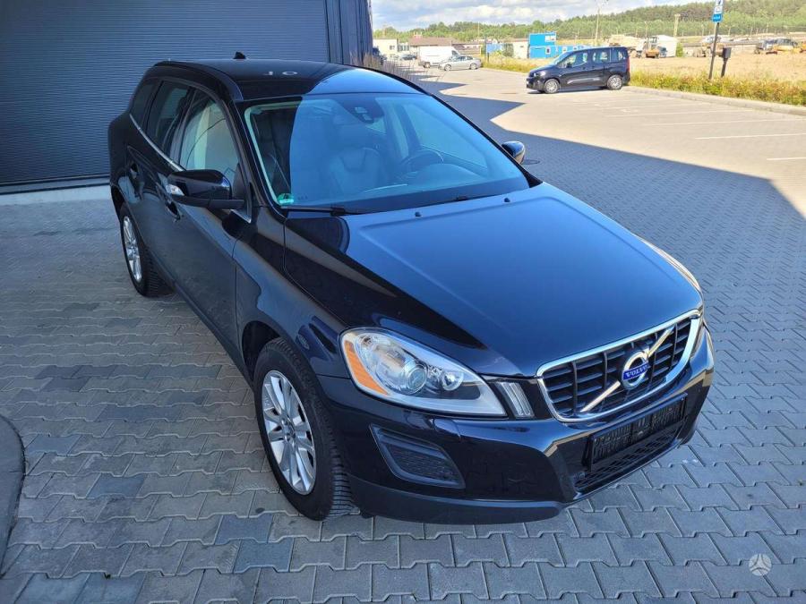 Black Volvo XC60 2012 in Vilnius, with an engine capacity of 1.98 L and mileage of 195 thousand km for 7999 €, photo 10 on AUTOMOTO.COM.LV