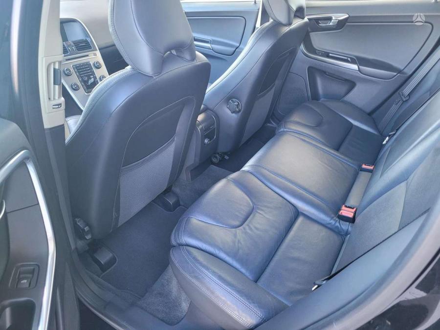 Black Volvo XC60 2012 in Vilnius, with an engine capacity of 1.98 L and mileage of 195 thousand km for 7999 €, photo 14 on AUTOMOTO.COM.LV