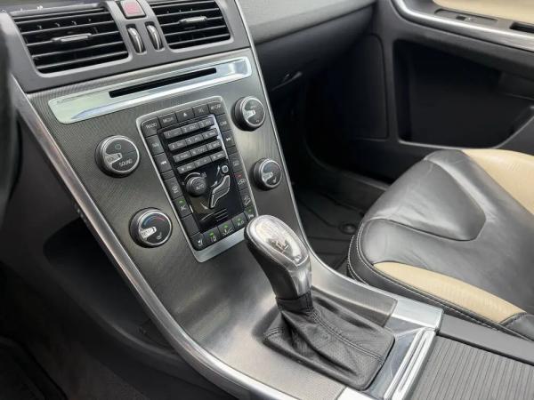 Black Volvo XC60 2012 in Rezekne, with an engine capacity of 2.40 L and mileage of 263 thousand km for 10990 €, photo 10 on AUTOMOTO.COM.LV