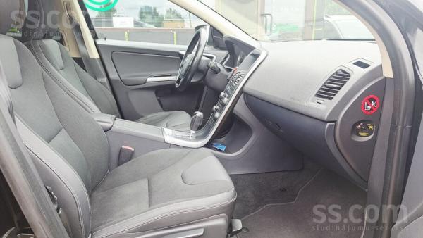 Black Volvo XC60 2012 in Riga, with an engine capacity of 2.40 L and mileage of 475 thousand km for 5800 €, photo 7 on AUTOMOTO.COM.LV