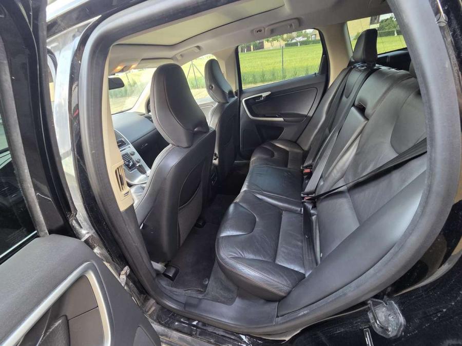 Black Volvo XC60 2012 in Radviliskis, with an engine capacity of 2.95 L and mileage of 266 thousand km for 6000 €, photo 7 on AUTOMOTO.COM.LV