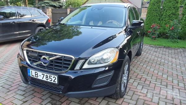 Black Volvo XC60 2012 in Riga, with an engine capacity of 2.40 L and mileage of 205 thousand km for 8200 €, photo 3 on AUTOMOTO.COM.LV