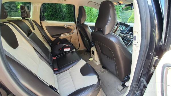Black Volvo XC60 2012 in Riga, with an engine capacity of 2.40 L and mileage of 205 thousand km for 8200 €, photo 10 on AUTOMOTO.COM.LV