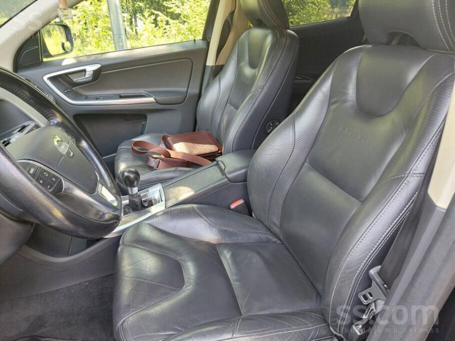 Melns Volvo XC60 2012 Daugavpils, ar dzinēja tilpumu 2.00 L un nobraukumu 368 tūkst. km par 7350 €, foto 13 vietnē AUTOMOTO.COM.LV