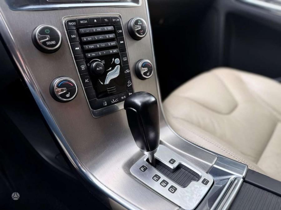 Melns Volvo XC60 2012 Prienai, ar dzinēja tilpumu 2.40 L un nobraukumu 275 tūkst. km par 11700 €, foto 10 vietnē AUTOMOTO.COM.LV