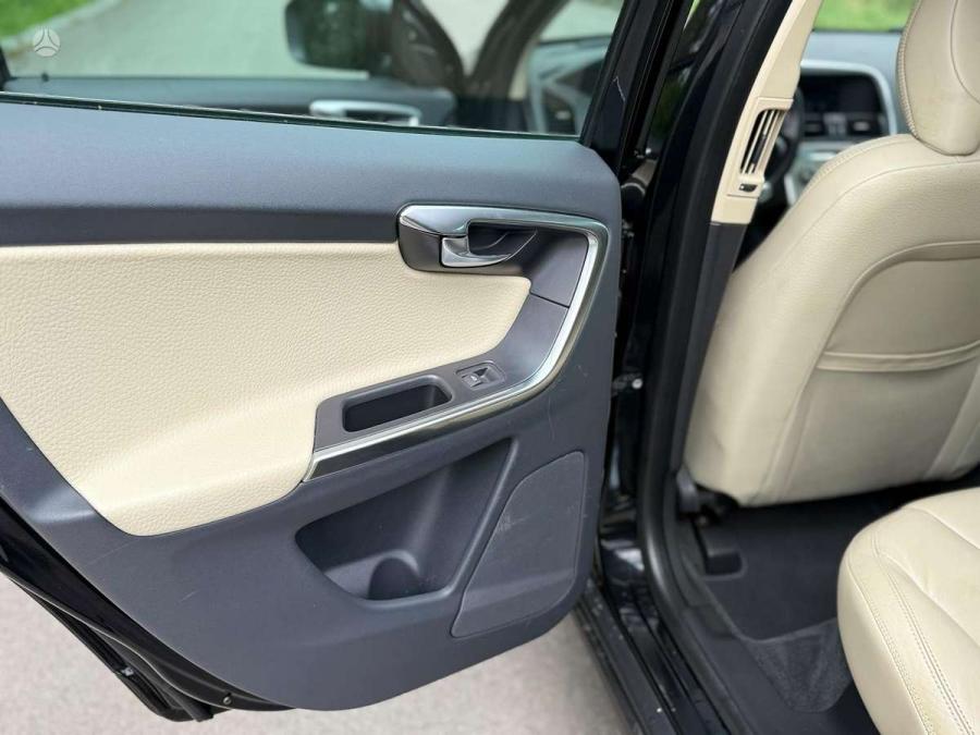 Melns Volvo XC60 2012 Prienai, ar dzinēja tilpumu 2.40 L un nobraukumu 275 tūkst. km par 11700 €, foto 17 vietnē AUTOMOTO.COM.LV