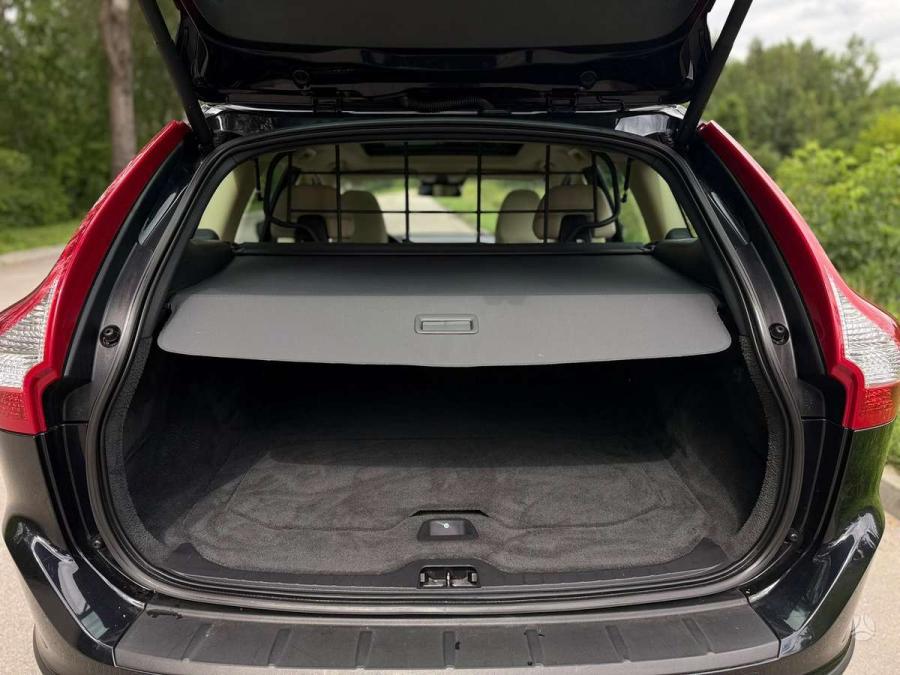 Melns Volvo XC60 2012 Prienai, ar dzinēja tilpumu 2.40 L un nobraukumu 275 tūkst. km par 11700 €, foto 19 vietnē AUTOMOTO.COM.LV