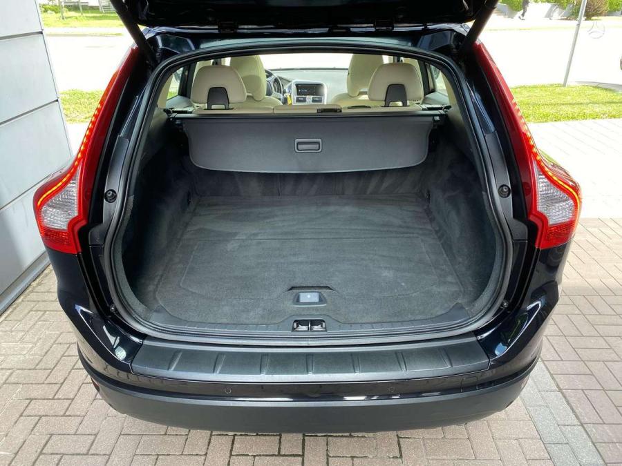 Black Volvo XC60 2012 in Marijampole, with an engine capacity of 2.40 L and mileage of 199 thousand km for 10999 €, photo 17 on AUTOMOTO.COM.LV