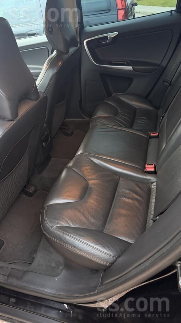 Melns Volvo XC60 2012 Jelgava, ar dzinēja tilpumu 2.40 L un nobraukumu 410 tūkst. km par 7200 €, foto 8 vietnē AUTOMOTO.COM.LV