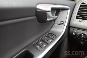 Black Volvo XC60 2012 in Tukums, with an engine capacity of 2.40 L and mileage of 193 thousand km for 10490 €, photo 11 on AUTOMOTO.COM.LV