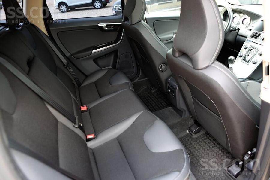 Black Volvo XC60 2012 in Tukums, with an engine capacity of 2.40 L and mileage of 193 thousand km for 10490 €, photo 13 on AUTOMOTO.COM.LV