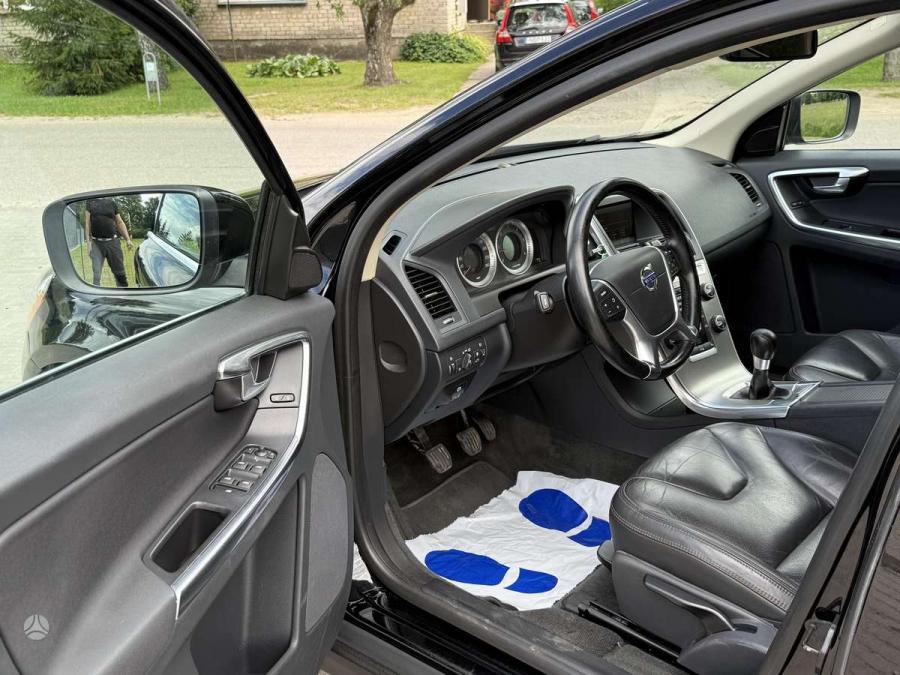 Black Volvo XC60 2012 in Taurage, with an engine capacity of 1.98 L and mileage of 282 thousand km for 7900 €, photo 10 on AUTOMOTO.COM.LV