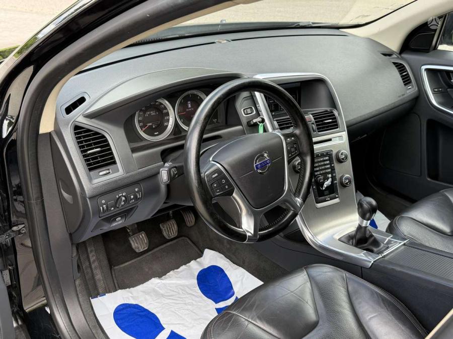 Black Volvo XC60 2012 in Taurage, with an engine capacity of 1.98 L and mileage of 282 thousand km for 7900 €, photo 11 on AUTOMOTO.COM.LV
