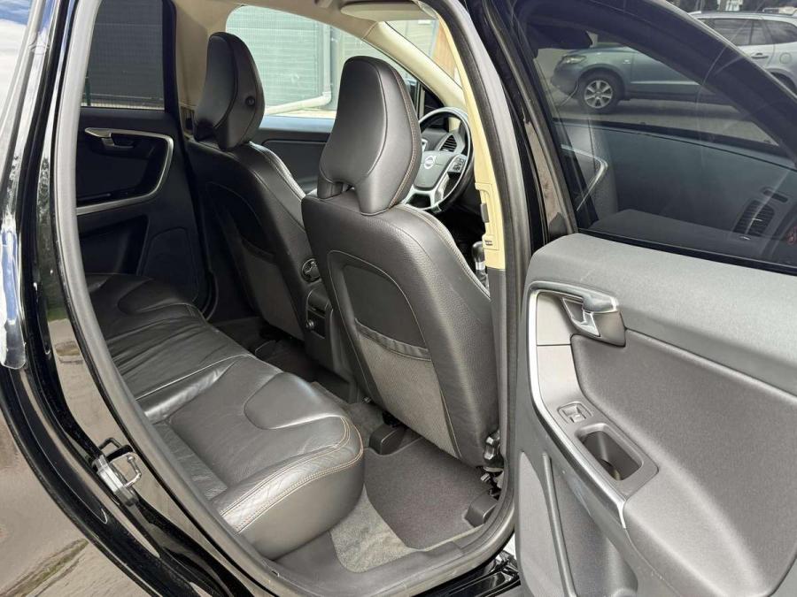 Black Volvo XC60 2012 in Taurage, with an engine capacity of 1.98 L and mileage of 282 thousand km for 7900 €, photo 15 on AUTOMOTO.COM.LV