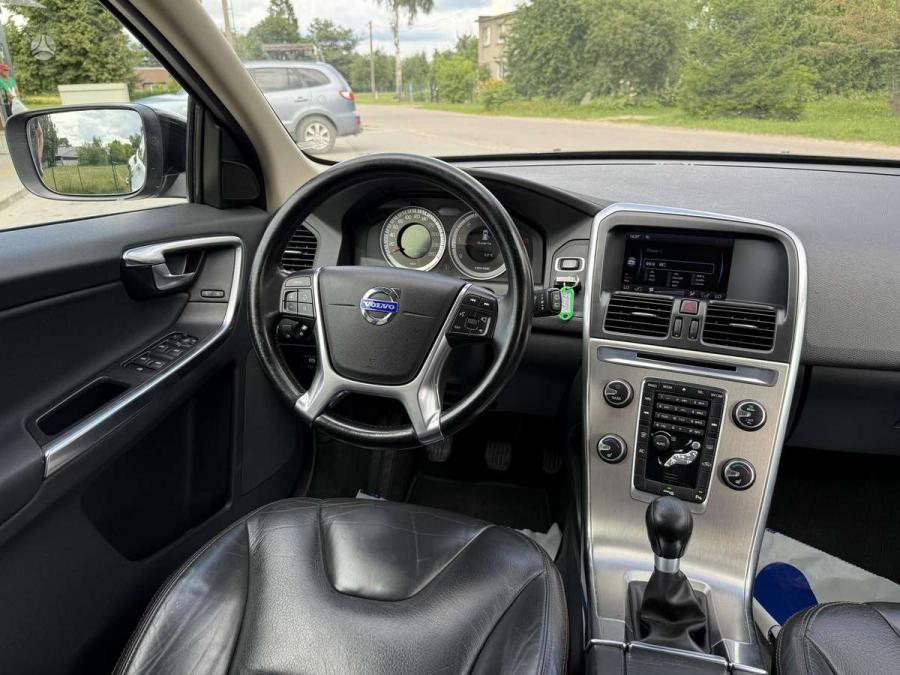 Black Volvo XC60 2012 in Taurage, with an engine capacity of 1.98 L and mileage of 282 thousand km for 7900 €, photo 19 on AUTOMOTO.COM.LV