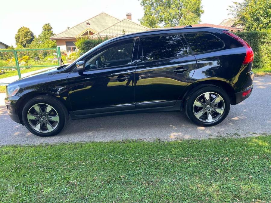 Black Volvo XC60 2012 in Ukmerge, with an engine capacity of 2.00 L and mileage of 290 thousand km for 6200 €, photo 6 on AUTOMOTO.COM.LV