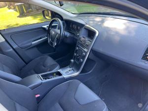 Black Volvo XC60 2012 in Ukmerge, with an engine capacity of 2.00 L and mileage of 290 thousand km for 6200 €, photo 10 on AUTOMOTO.COM.LV
