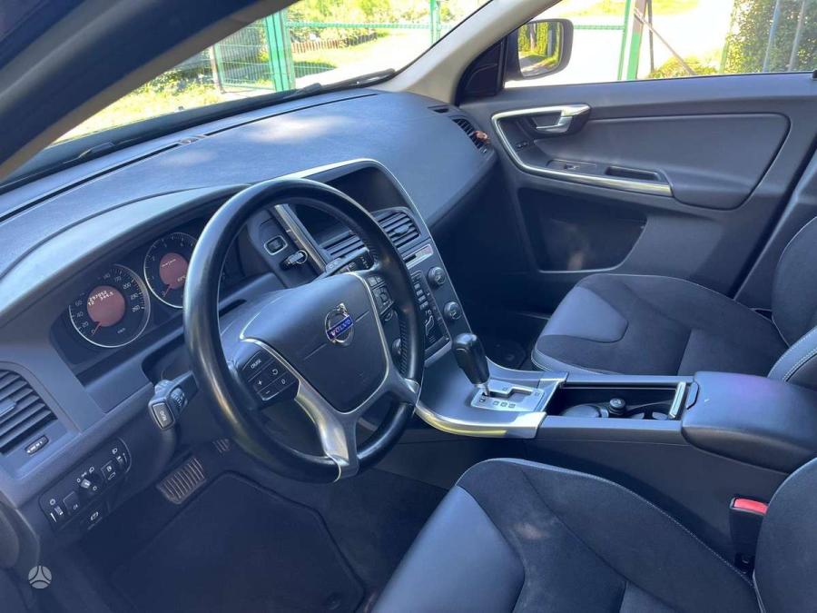 Black Volvo XC60 2012 in Ukmerge, with an engine capacity of 2.00 L and mileage of 290 thousand km for 6200 €, photo 12 on AUTOMOTO.COM.LV