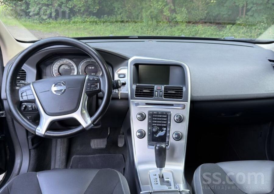 Black Volvo XC60 2012 in Jelgava, with an engine capacity of 2.40 L and mileage of 349 thousand km for 8500 €, photo 5 on AUTOMOTO.COM.LV