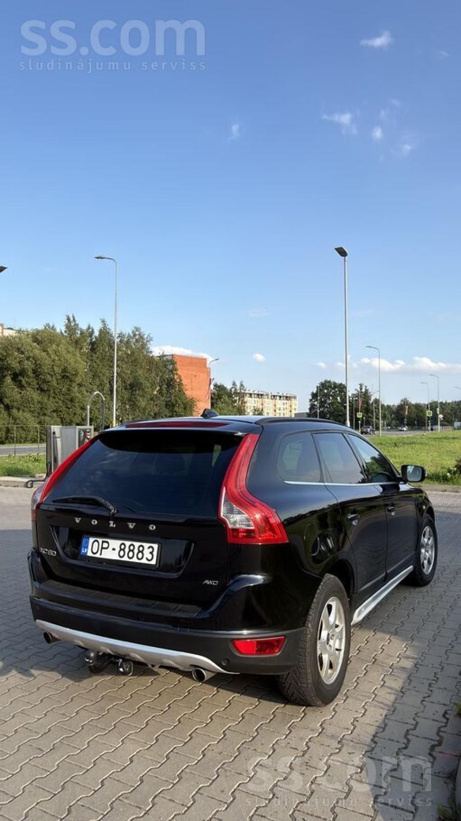 Black Volvo XC60 2012 in Jelgava, with an engine capacity of 2.40 L and mileage of 349 thousand km for 8500 €, photo 9 on AUTOMOTO.COM.LV