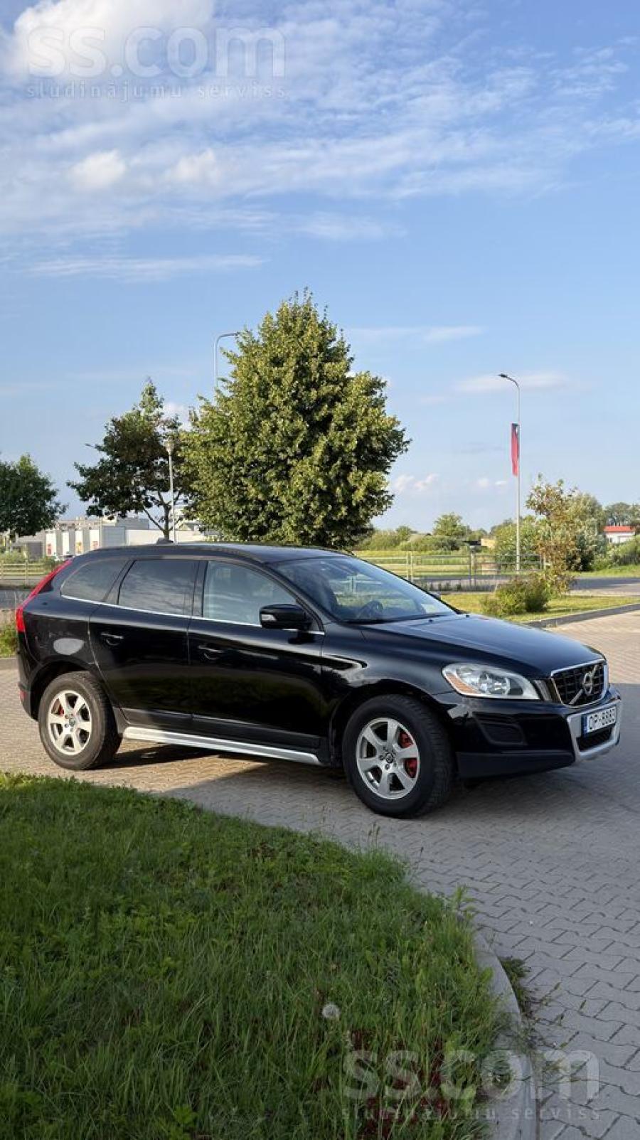 Black Volvo XC60 2012 in Jelgava, with an engine capacity of 2.40 L and mileage of 349 thousand km for 8500 €, photo 13 on AUTOMOTO.COM.LV