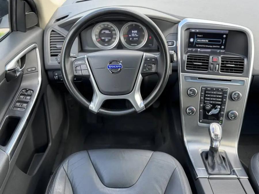 Melns Volvo XC60 2012 Rīga, ar dzinēja tilpumu 2.40 L un nobraukumu 266 tūkst. km par 11500 €, foto 5 vietnē AUTOMOTO.COM.LV