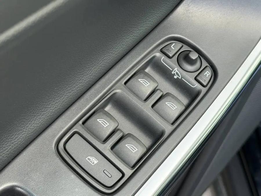 Melns Volvo XC60 2012 Rīga, ar dzinēja tilpumu 2.40 L un nobraukumu 266 tūkst. km par 11500 €, foto 6 vietnē AUTOMOTO.COM.LV