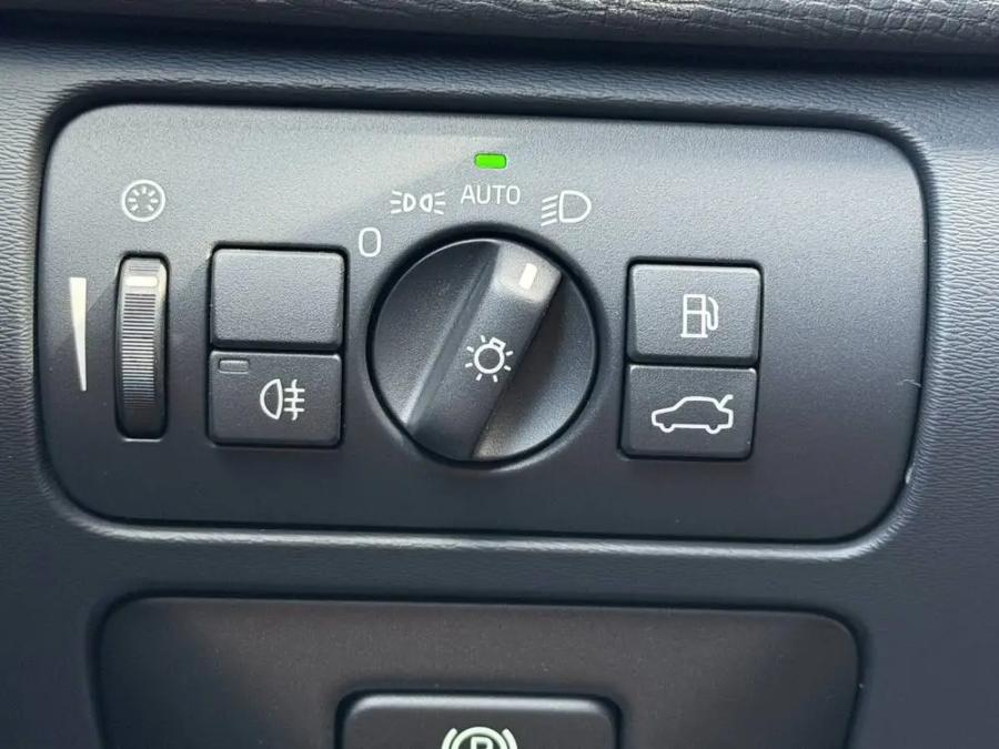 Melns Volvo XC60 2012 Rīga, ar dzinēja tilpumu 2.40 L un nobraukumu 266 tūkst. km par 11500 €, foto 7 vietnē AUTOMOTO.COM.LV