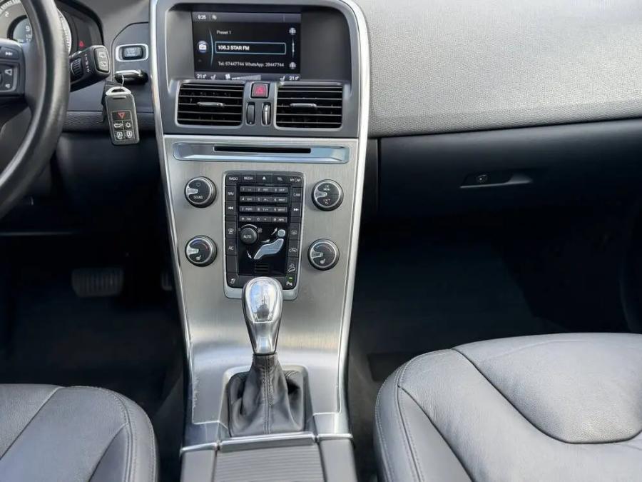 Melns Volvo XC60 2012 Rīga, ar dzinēja tilpumu 2.40 L un nobraukumu 266 tūkst. km par 11500 €, foto 10 vietnē AUTOMOTO.COM.LV