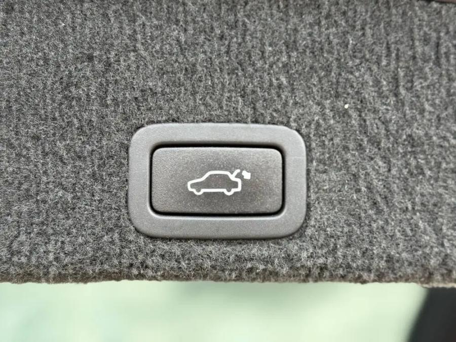 Melns Volvo XC60 2012 Rīga, ar dzinēja tilpumu 2.40 L un nobraukumu 266 tūkst. km par 11500 €, foto 18 vietnē AUTOMOTO.COM.LV