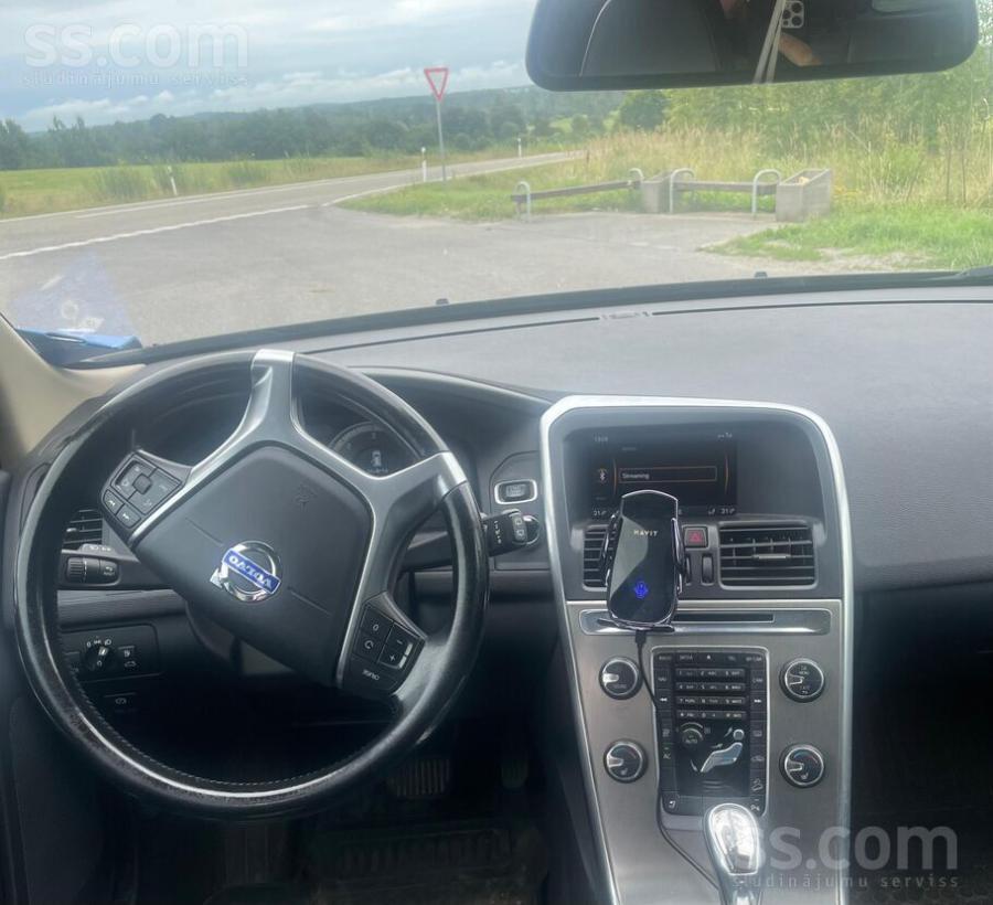 Melns Volvo XC60 2012 Cēsis, ar dzinēja tilpumu 2.40 L un nobraukumu 283 tūkst. km par 8000 €, foto 5 vietnē AUTOMOTO.COM.LV