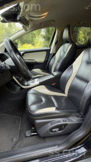 Black Volvo XC60 2012 in Jelgava, with an engine capacity of 2.40 L and mileage of 240 thousand km for 10300 €, photo 6 on AUTOMOTO.COM.LV