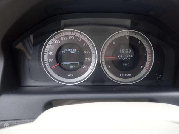 Black Volvo XC60 2012 in Vilnius, with an engine capacity of 2.40 L and mileage of 359 thousand km for 9000 €, photo 3 on AUTOMOTO.COM.LV