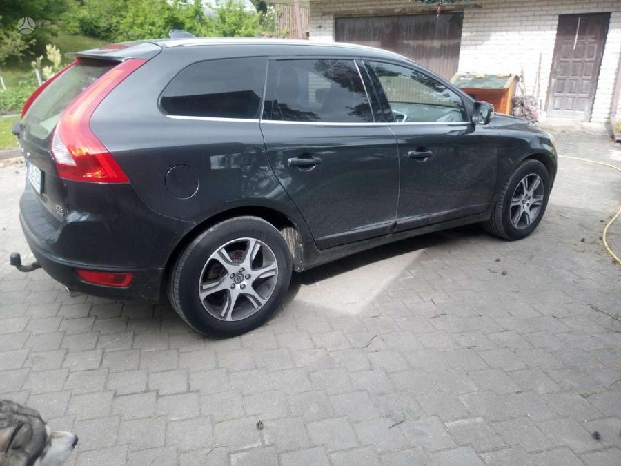 Melns Volvo XC60 2012 Viļņa, ar dzinēja tilpumu 2.40 L un nobraukumu 359 tūkst. km par 9000 €, foto 6 vietnē AUTOMOTO.COM.LV