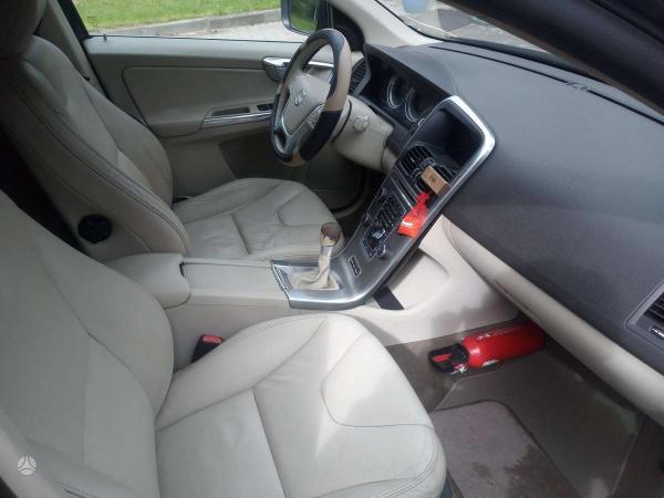 Black Volvo XC60 2012 in Vilnius, with an engine capacity of 2.40 L and mileage of 359 thousand km for 9000 €, photo 8 on AUTOMOTO.COM.LV