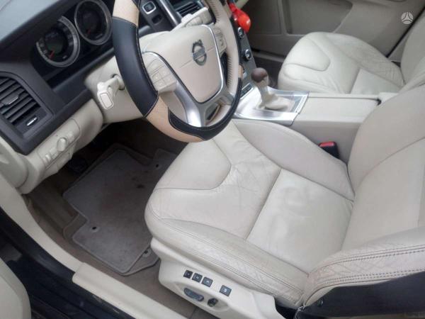 Black Volvo XC60 2012 in Vilnius, with an engine capacity of 2.40 L and mileage of 359 thousand km for 9000 €, photo 10 on AUTOMOTO.COM.LV